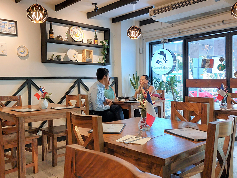 Crêpe Glazik in Makati: A Cozy Cafe and Sweets Shop in Salcedo Village ...