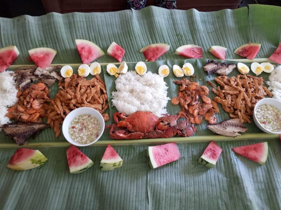25 Table Setting Decorations & Centerpieces: Filipino Buffet Table Setting 25 Table Setting Decorations & Centerpieces: Filipino Buffet Table Setting