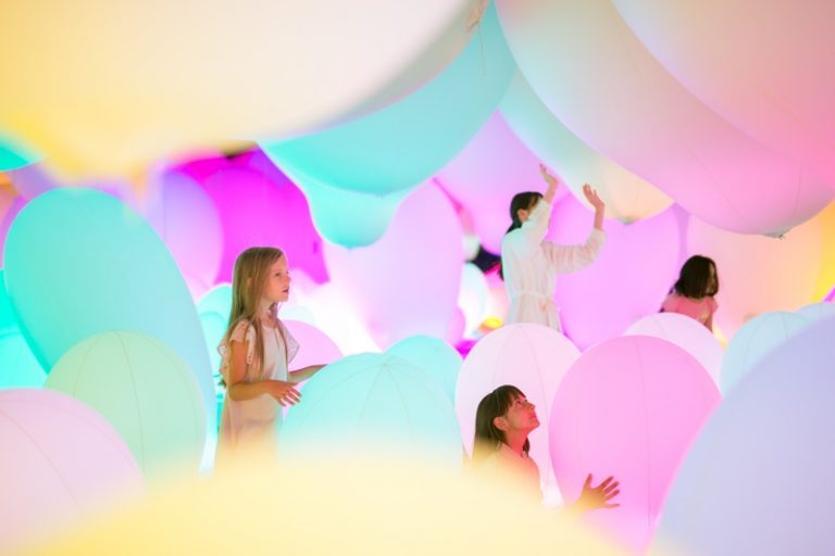 teamLab Borderless in Odaiba, Tokyo: Transcending Boundaries Through ...