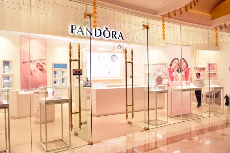 Retail Boulevard & Crystal Corridor in Okada Manila: A Shopping Oasis ...
